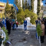 ΤΙΜΗ ΣΤΟΥΣ ΗΡΩΕΣ ΤΟΥ 1821 ΜΕ ΚΑΤΑΘΕΣΗ ΣΤΕΦΑΝΩΝ ΣΤΗΝ ΚΗΦΙΣΙΑ - ΑΘΜΟΝΙΟΝ ΒΗΜΑ