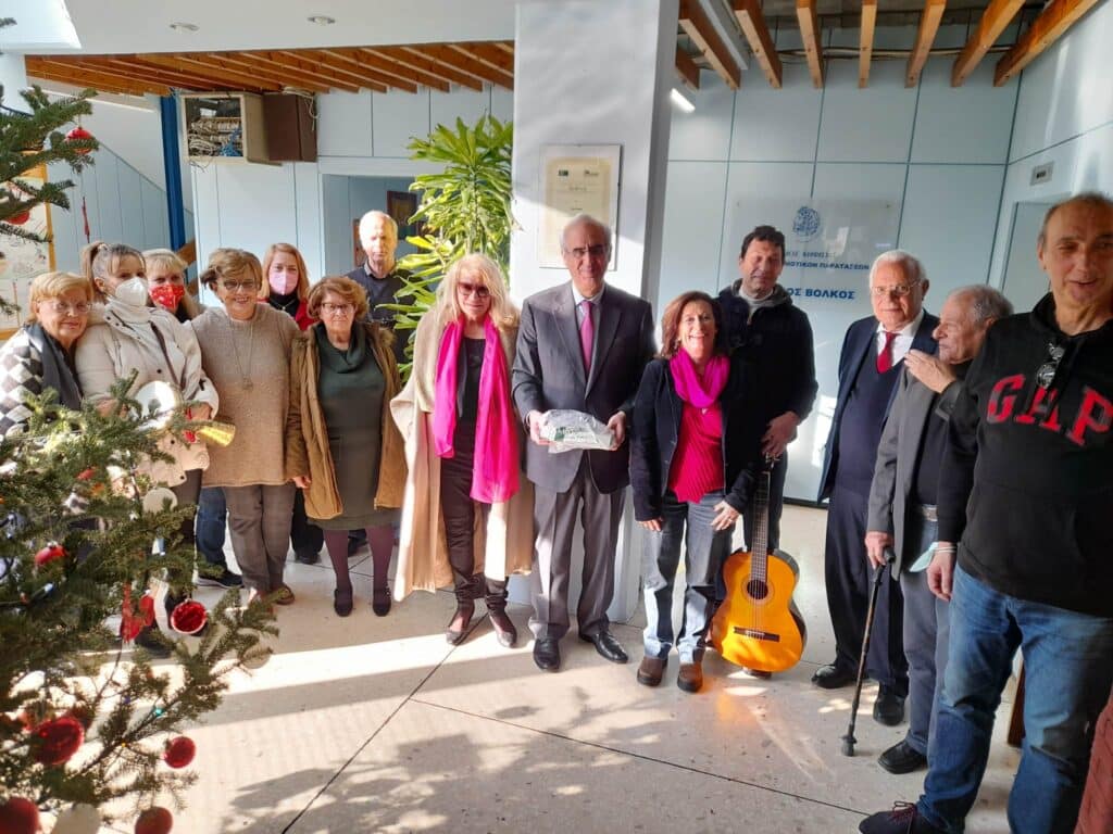 ΓΙΟΡΤΙΝΗ ΑΤΜΟΣΦΑΙΡΑ ΣΤΟ ΔΗΜΑΡΧΕΙΟ ΚΗΦΙΣΙΑΣ - ΑΘΜΟΝΙΟΝ ΒΗΜΑ