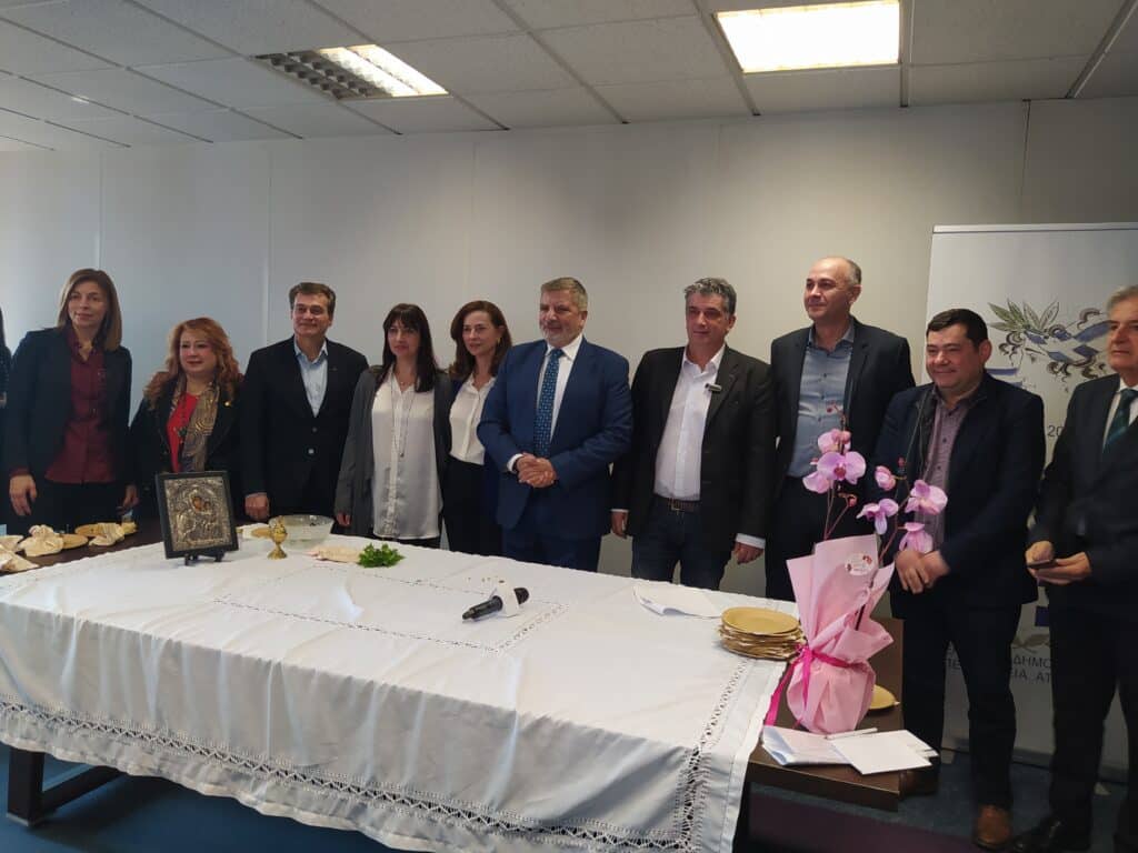 Ευχές και εορταστική ατμόσφαιρα στην κοπή της πίτας της Περιφερειακής ...